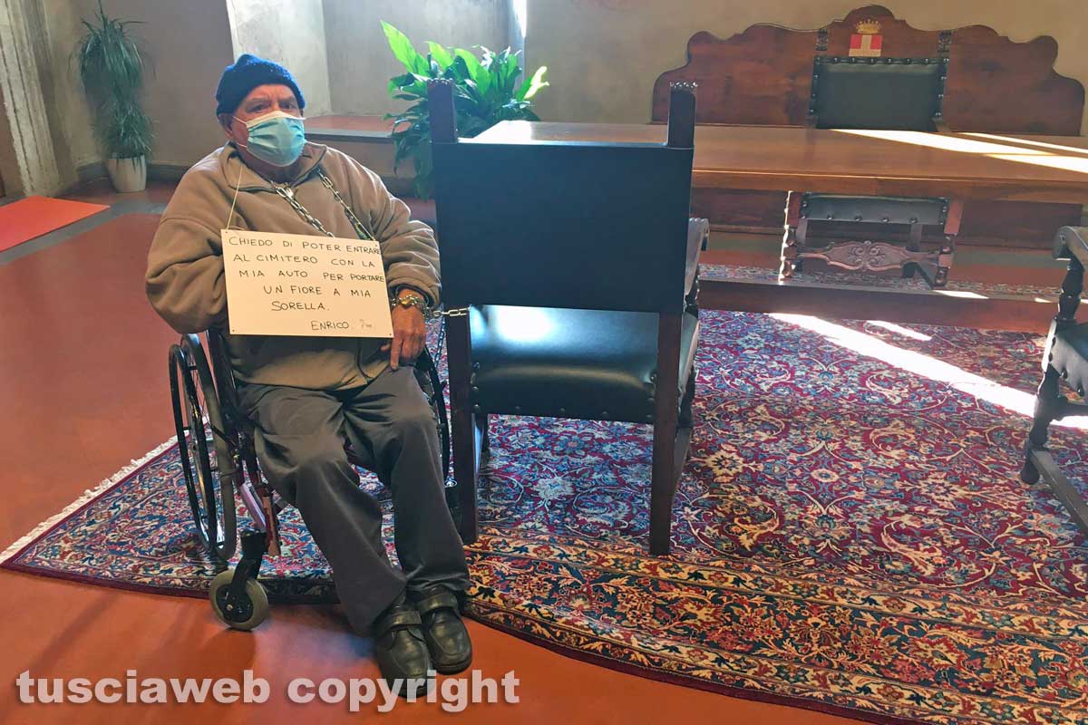 Invalido incatenato in comune, l'uomo verrà accompagnato al cimitero ...