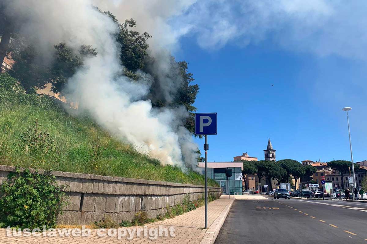 Colonna di fumo al Sacrario di fronte al parcheggio - Tusciaweb.eu