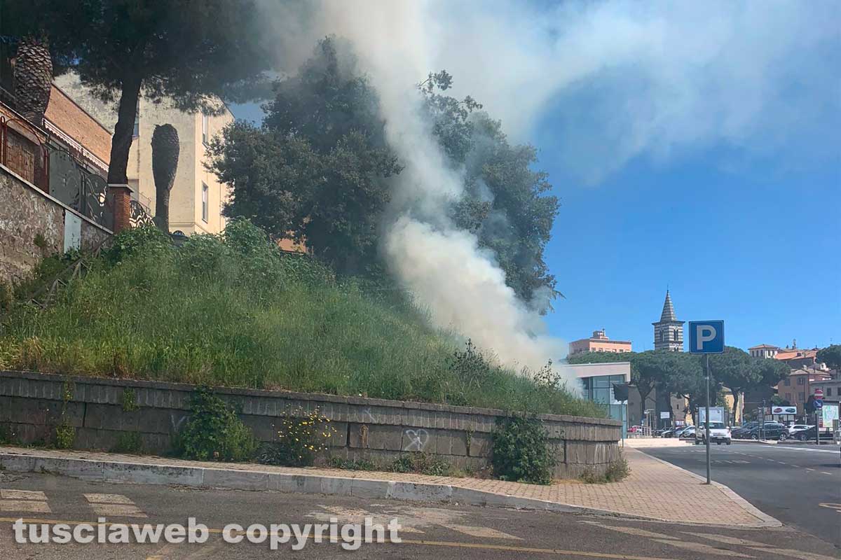 Colonna di fumo al Sacrario di fronte al parcheggio - Tusciaweb.eu