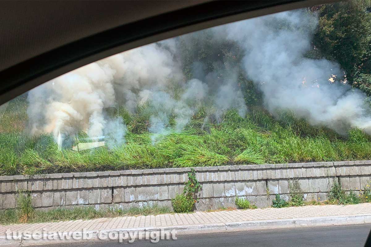 Colonna di fumo al Sacrario di fronte al parcheggio - Tusciaweb.eu