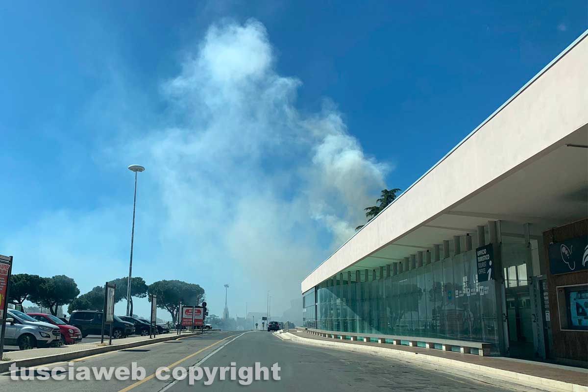 Colonna di fumo al Sacrario di fronte al parcheggio - Tusciaweb.eu